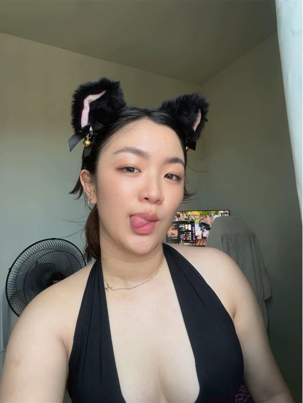aly (@uhm.alyy) is LIVE - TikTok LIVE