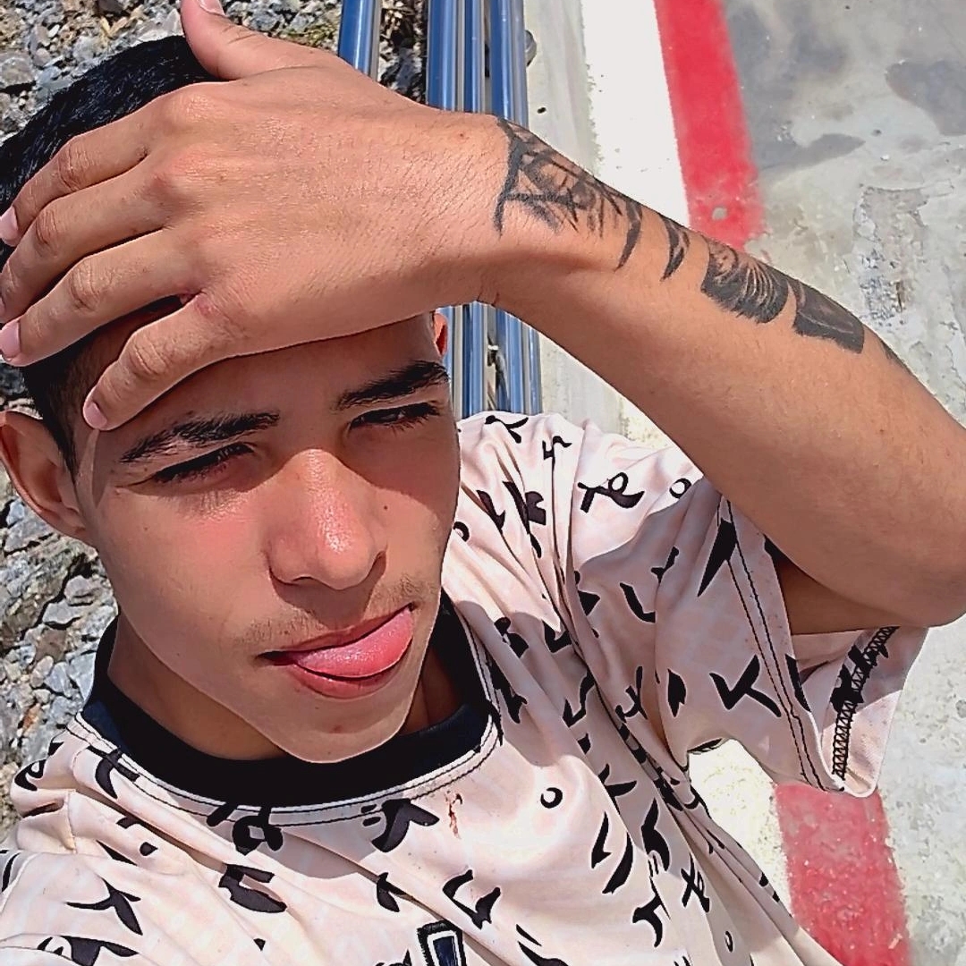 Nicoals_guiado_por.deus (@nik.s.santos) is LIVE - TikTok LIVE