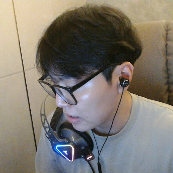 픽센 (@piksen_1425) is LIVE - TikTok LIVE