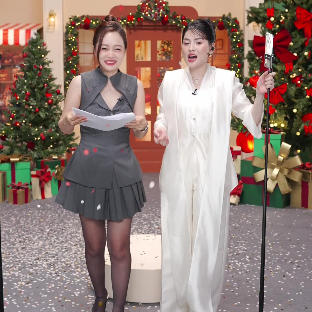 Ha Linh Official (@halinhofficial) is LIVE - TikTok LIVE