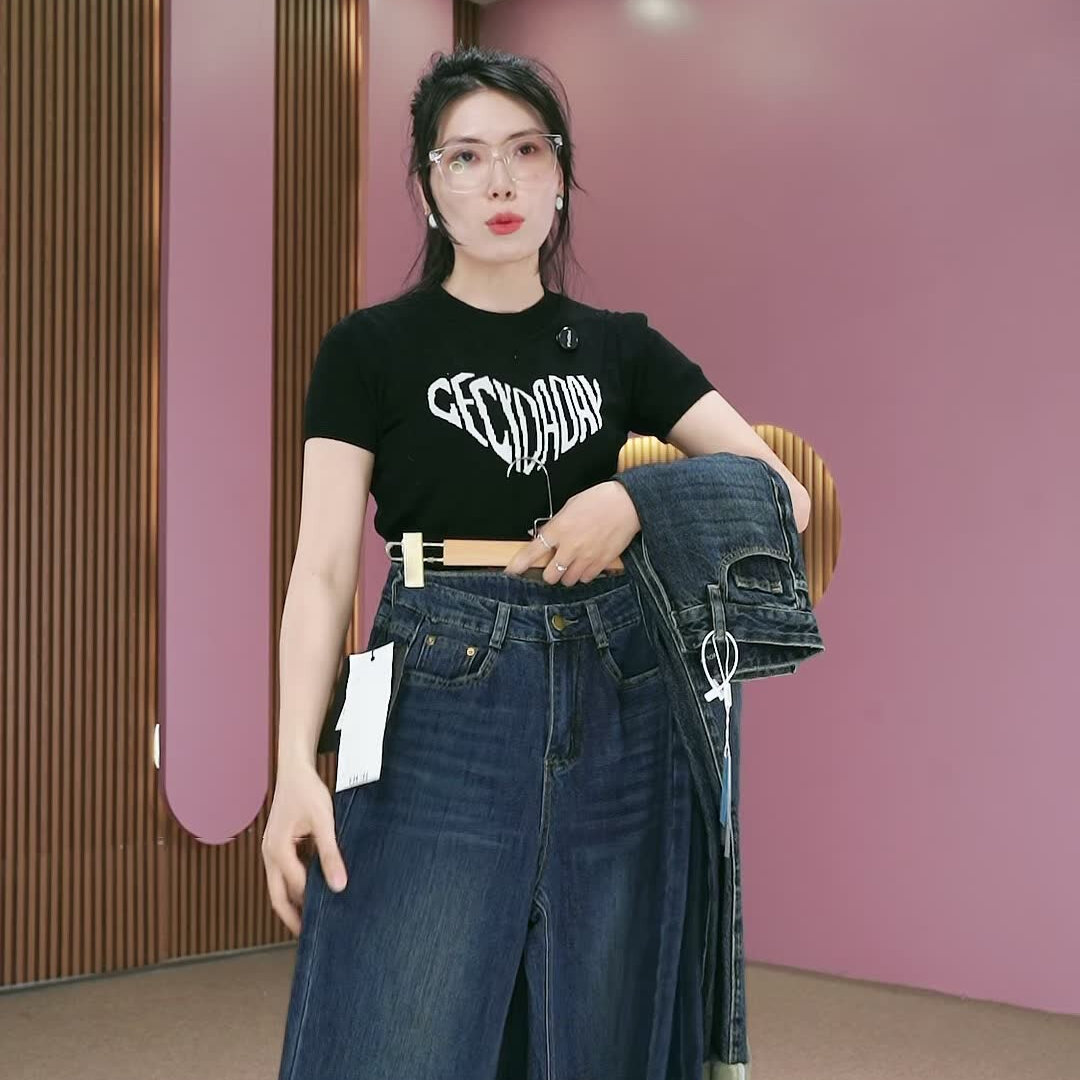 LUNA JEANS QC (@cm.iu6) is LIVE - TikTok LIVE