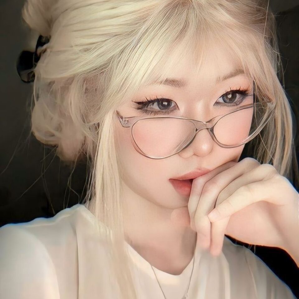 𝐘𝐞𝐧𝐚𝐦 (@yenam_cute) is LIVE - TikTok LIVE