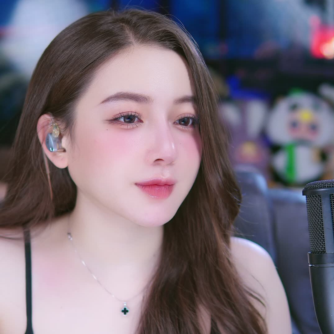 Nhi Nhi 👅 (@nhiinhii.1508) is LIVE - TikTok LIVE